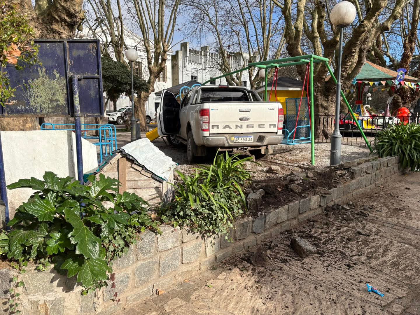 Una camioneta atravesó un paredón y terminó en los juegos de la plaza ...